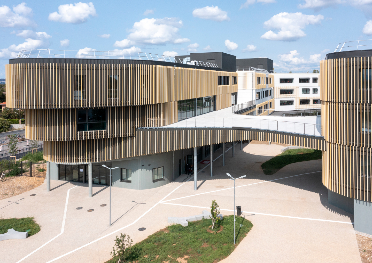 Le nouveau lycée Colonel-Arnaud-Beltrame inauguré à Meyzieu | Région ...